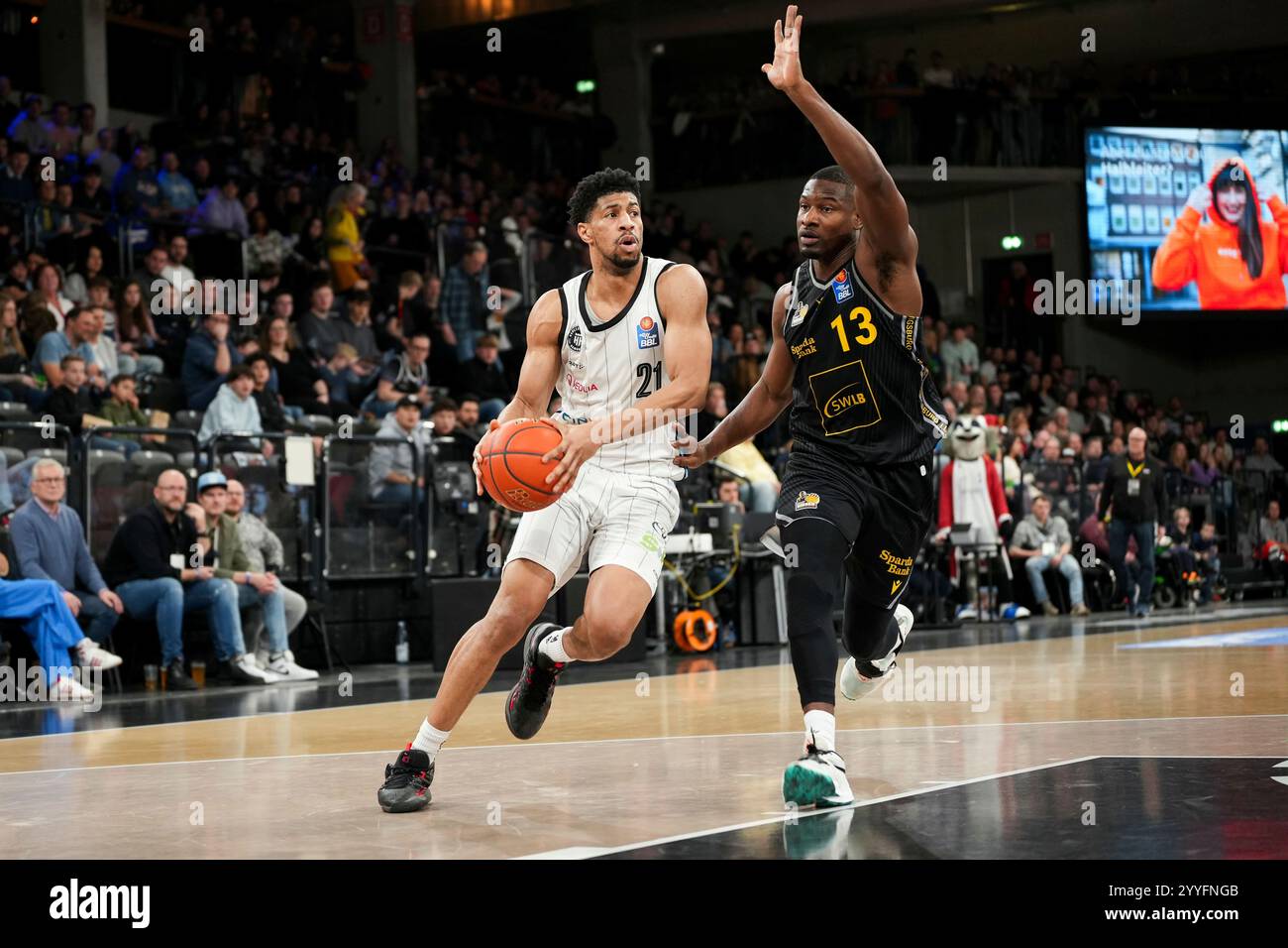 Jordan Barnett (Veolia Towers Hamburg, #21) im Dribbling gegen Yorman ...