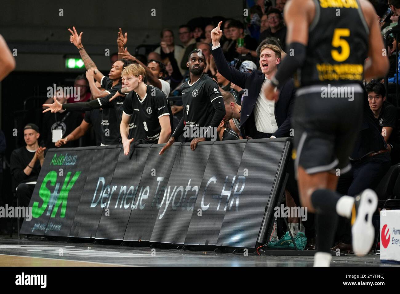 Veolia Towers Hamburg Bank jubelt/Jubel, Jacob Hollatz (Veolia Towers Hamburg, Assistenztrainer ...