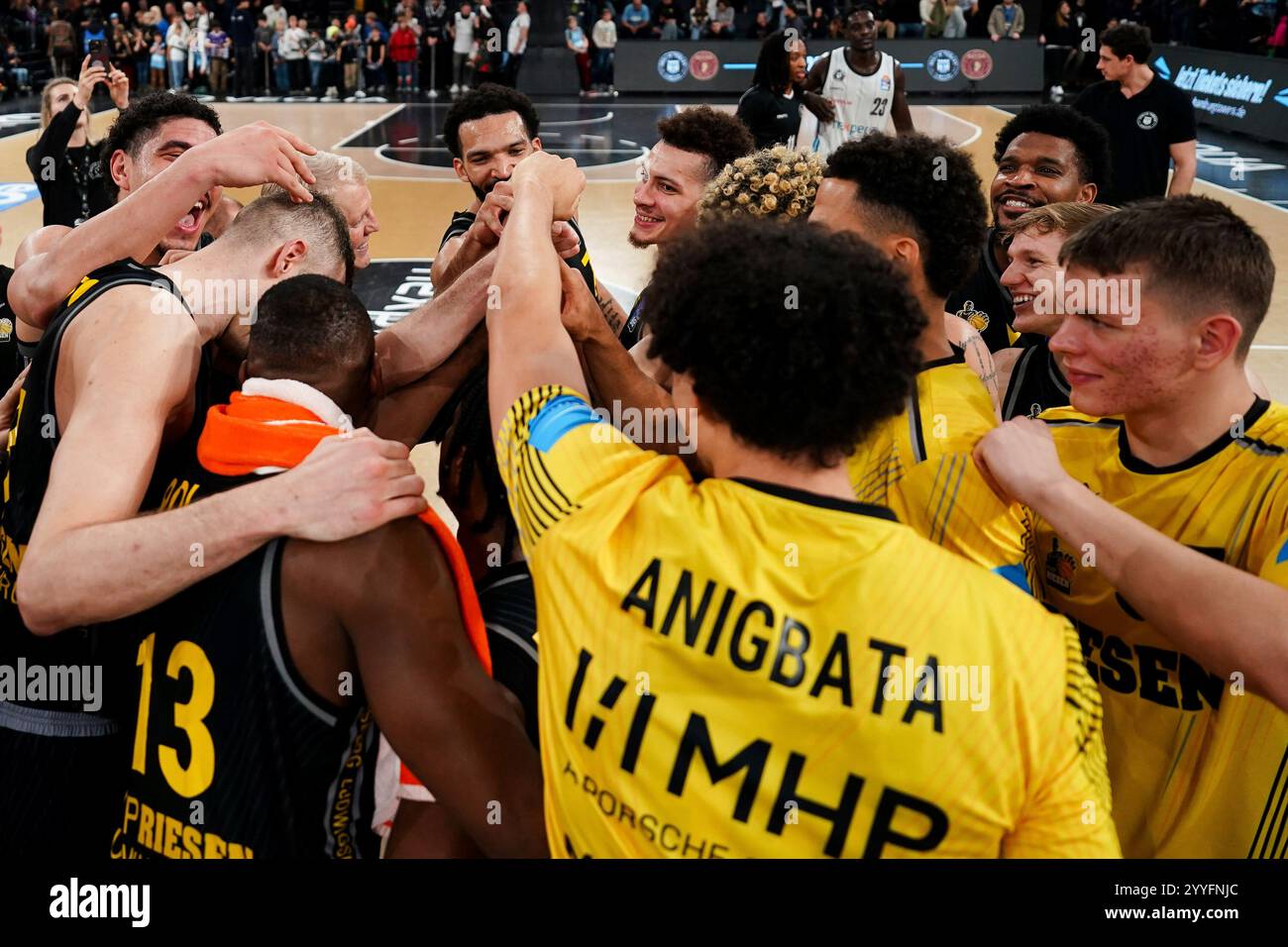 Hamburg, Deutschland. 21st Dec, 2024. jubelt/Jubel nach Sieg/Spielende, die Riesen beim Huddle ...