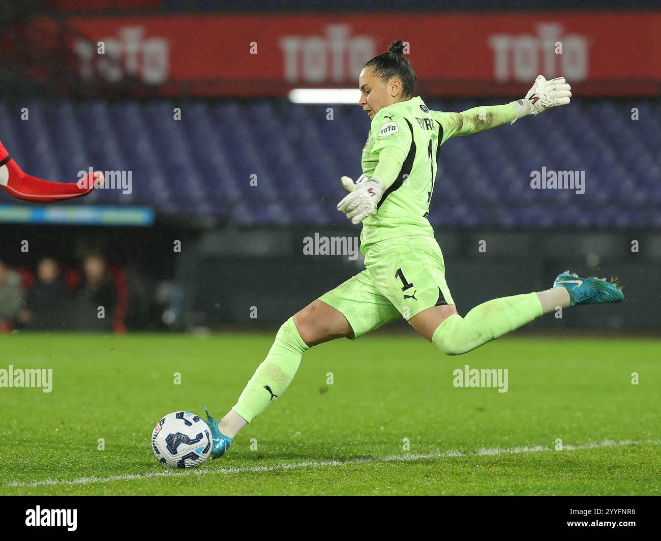 goalkeeper Nicky Evrard (1) of PSV Eindhoven pictured during a female ...