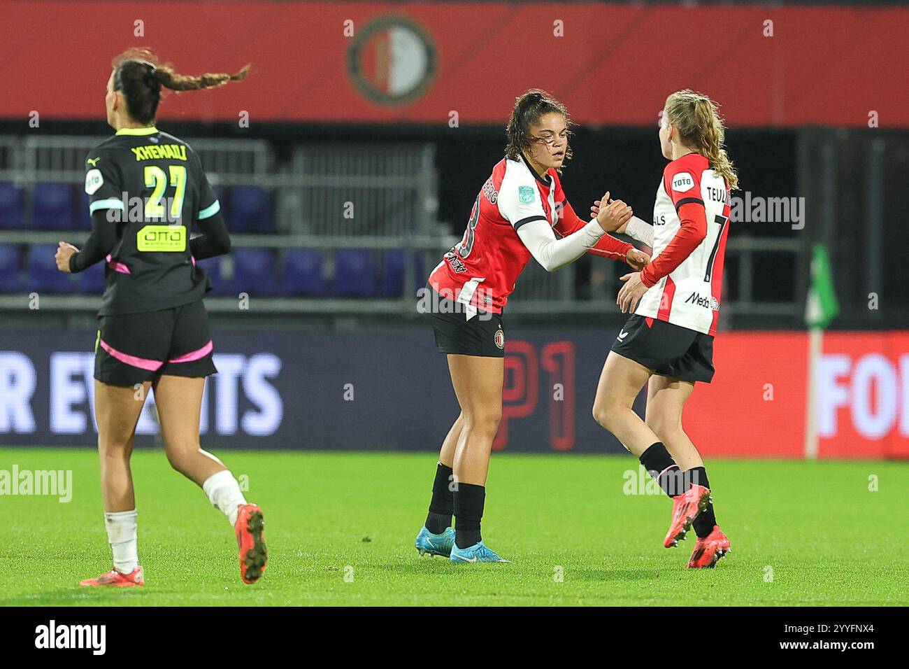 Feyenoord players celebrating the goal of Jada Conijnenberg (23) of ...