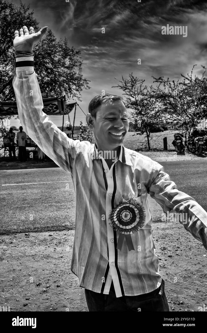 Volunteer helping in a resting area in the way to Ramdevra fair ...