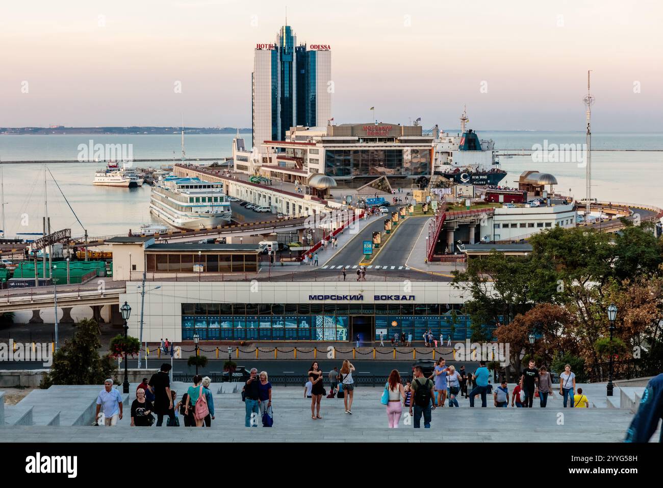 Bustling city street set hi-res stock photography and images - Alamy