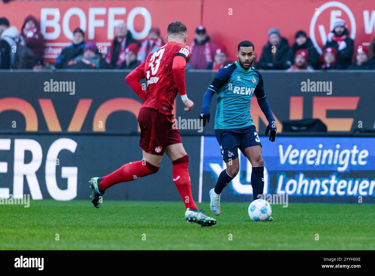 Kaiserslautern, Deutschland. 22nd Dec, 2024. Zweikampf Jan Elvedi (1. FC Kaiserslautern, 33 ...