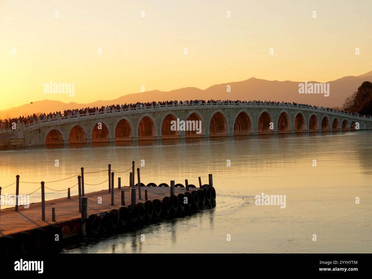 (241222) -- BEIJING, Dec. 22, 2024 (Xinhua) -- People visit the 17-Arch ...