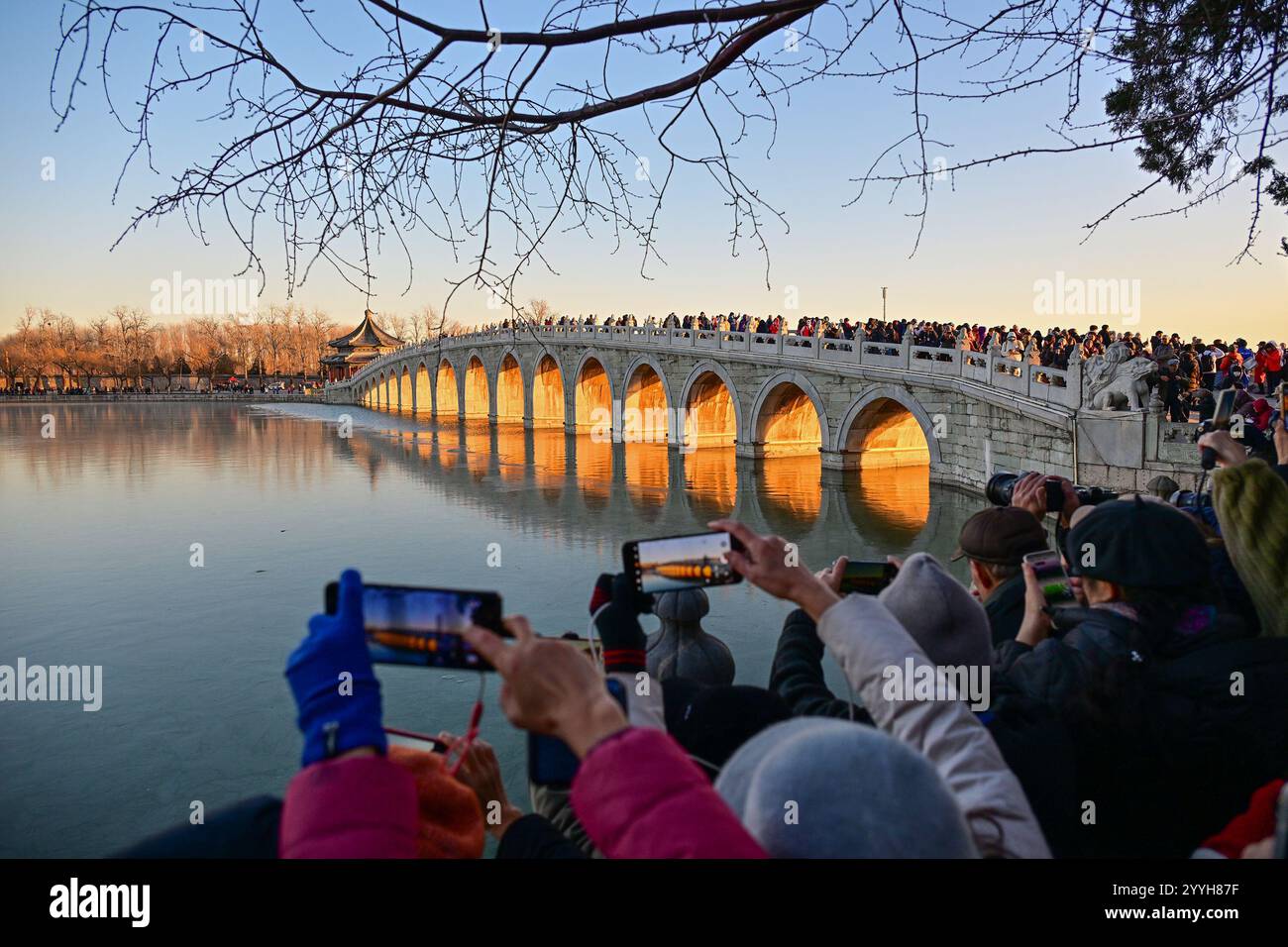 (241222) -- BEIJING, Dec. 22, 2024 (Xinhua) -- Visitors take photos of ...