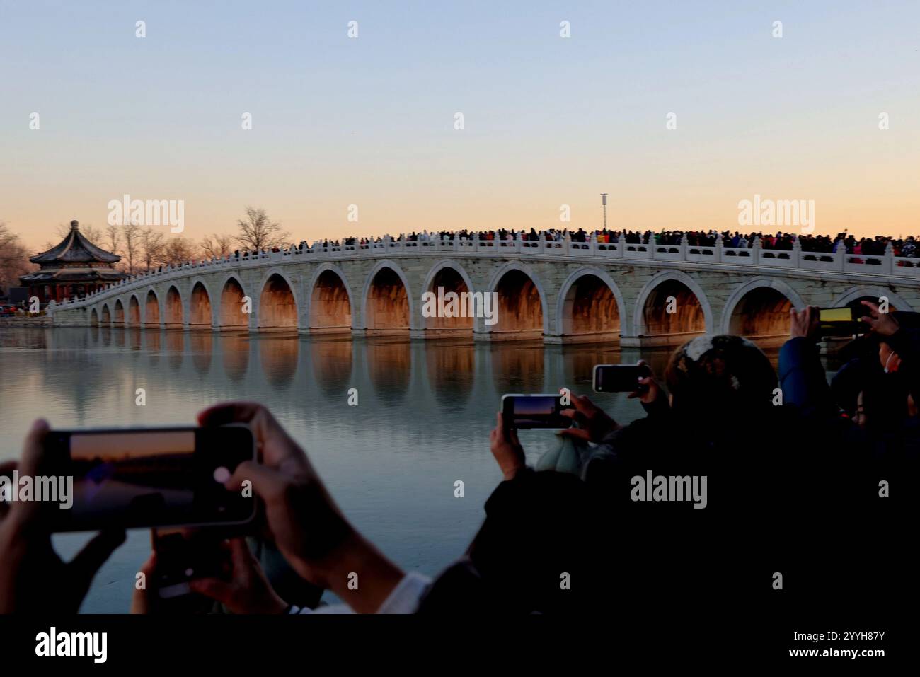 (241222) -- BEIJING, Dec. 22, 2024 (Xinhua) -- Visitors take photos of ...