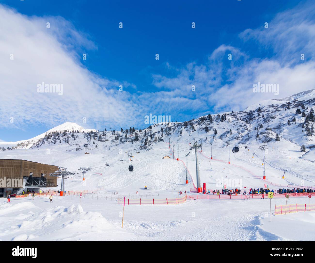 Lech: winter in hamlet Zürs, valley station of cable car Trittkopfbahn ...
