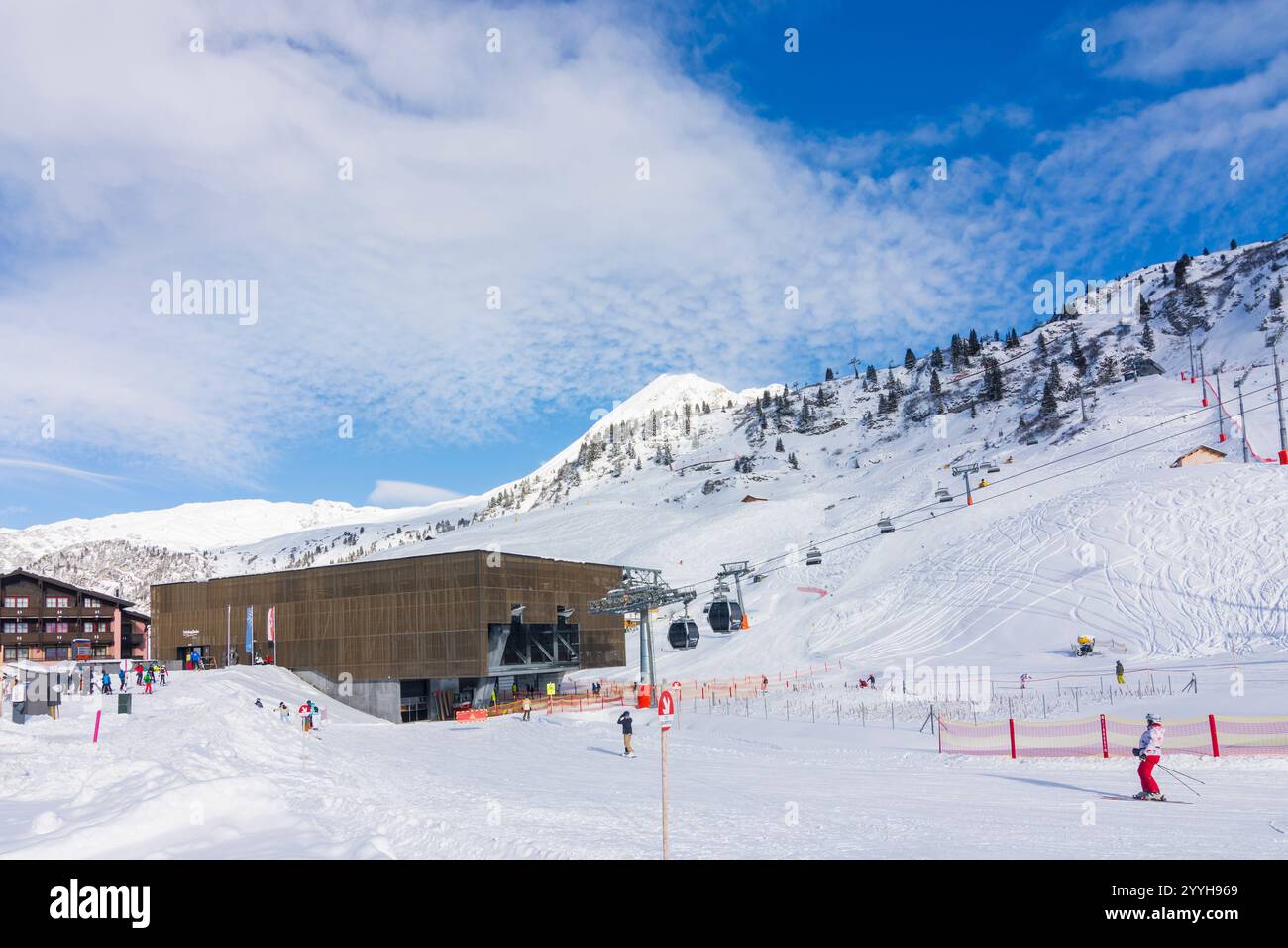Lech: winter in hamlet Zürs, valley station of cable car Trittkopfbahn ...