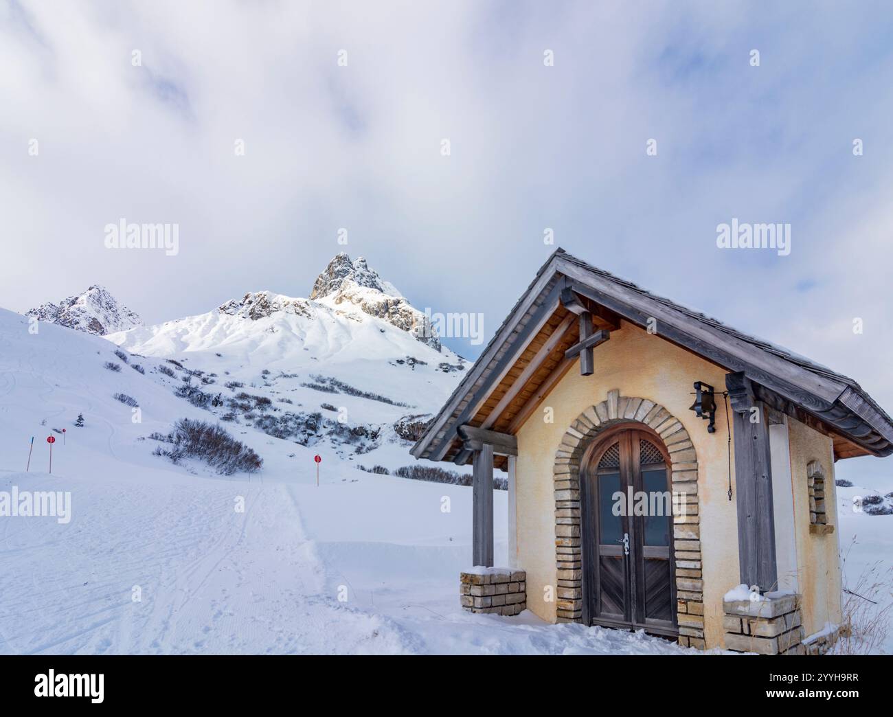 Lech: winter in hamlet Zürs, mountain Hasenfluh, chapel in Arlberg ...