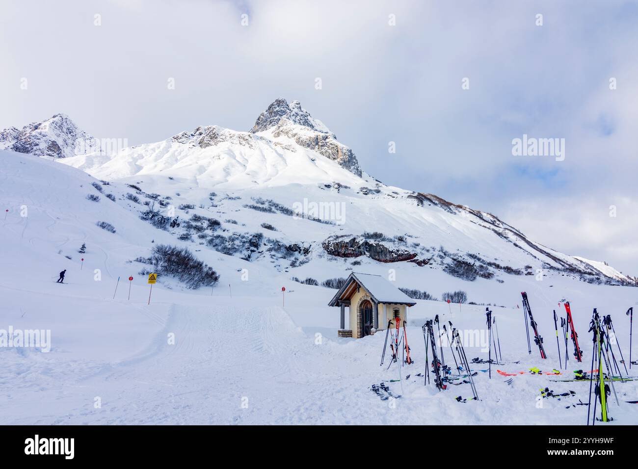 Lech: winter in hamlet Zürs, mountain Hasenfluh, chapel in Arlberg ...