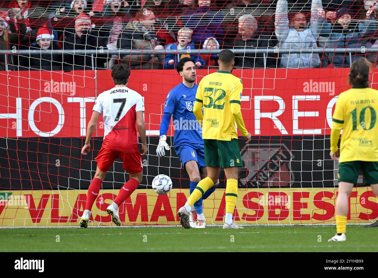 UTRECHT - Nick Viergever of FC Utrecht makes the 1-0 during the Dutch Eredivisie match between ...