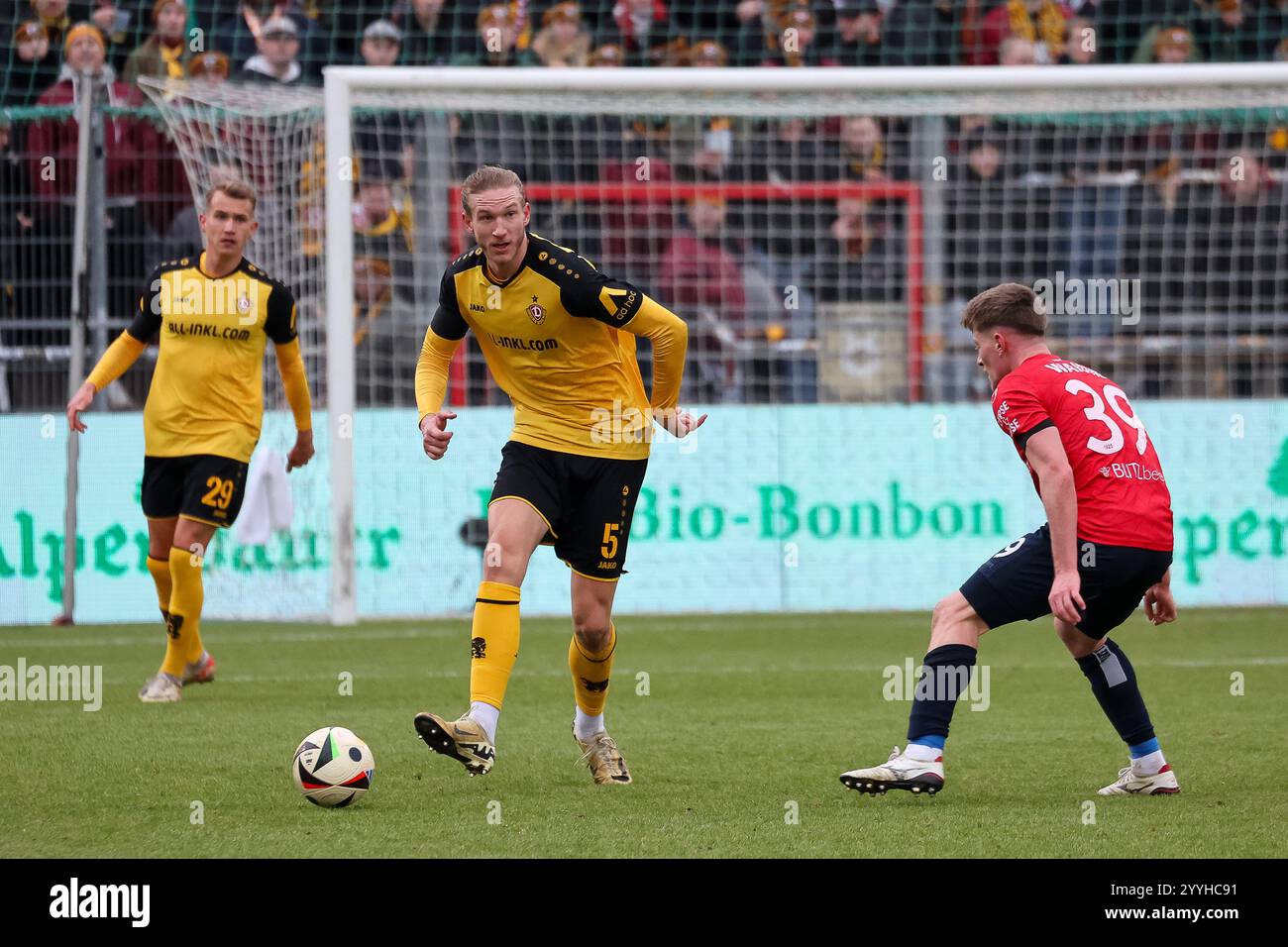 Vinko Sapina (Dynamo Dresden, #05) mit Ball, mit Dennis Waidner (SpVgg ...