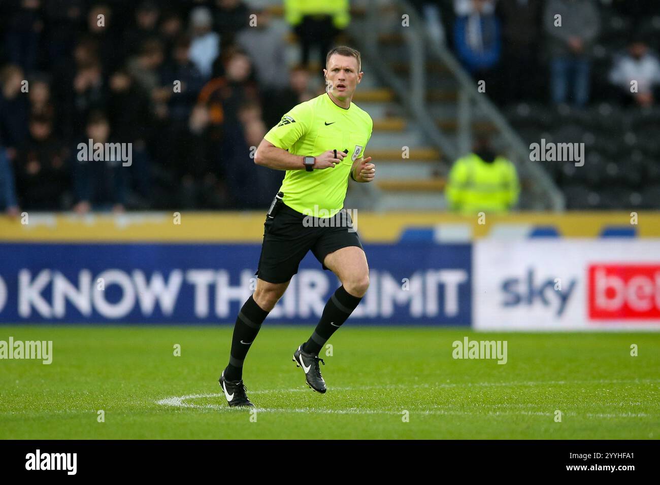 MKM Stadium, Hull, England - 21st December 2024 Referee Thomas Bramall ...