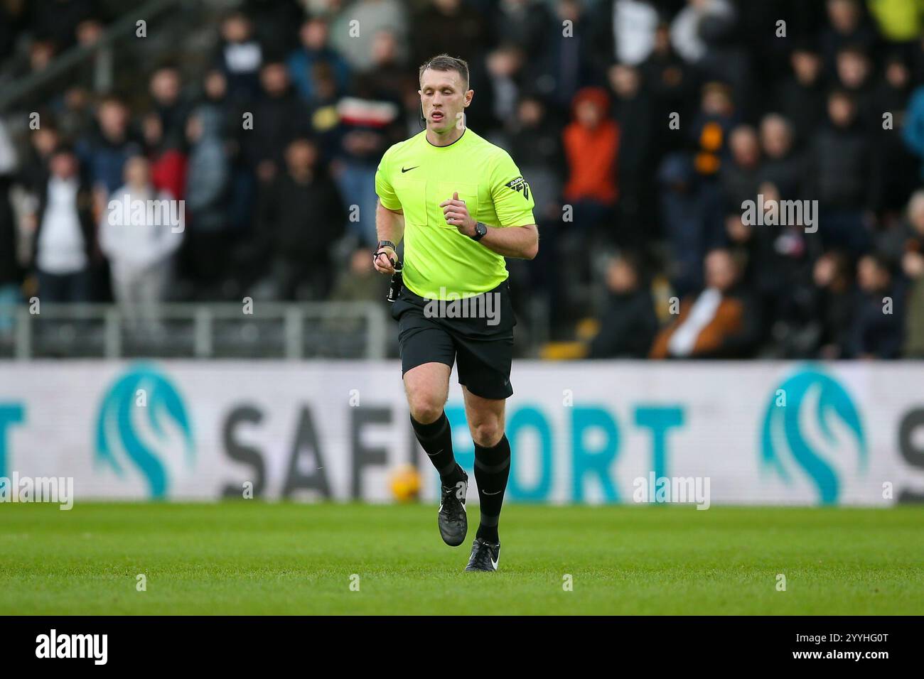 MKM Stadium, Hull, England - 21st December 2024 Referee Thomas Bramall ...