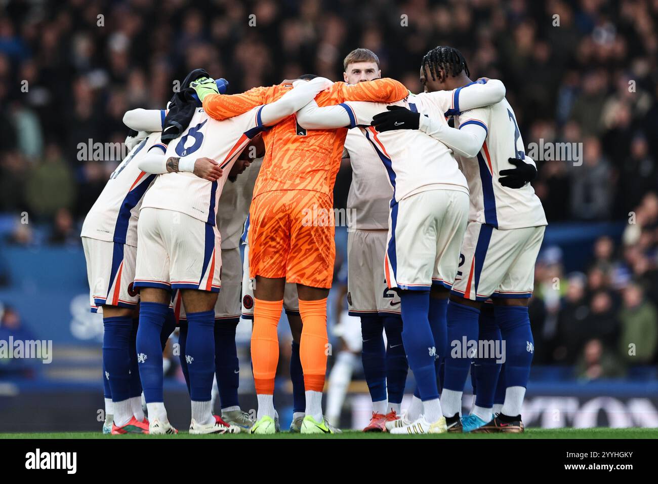 Chelsea players form a huddle during the Premier League match Everton ...