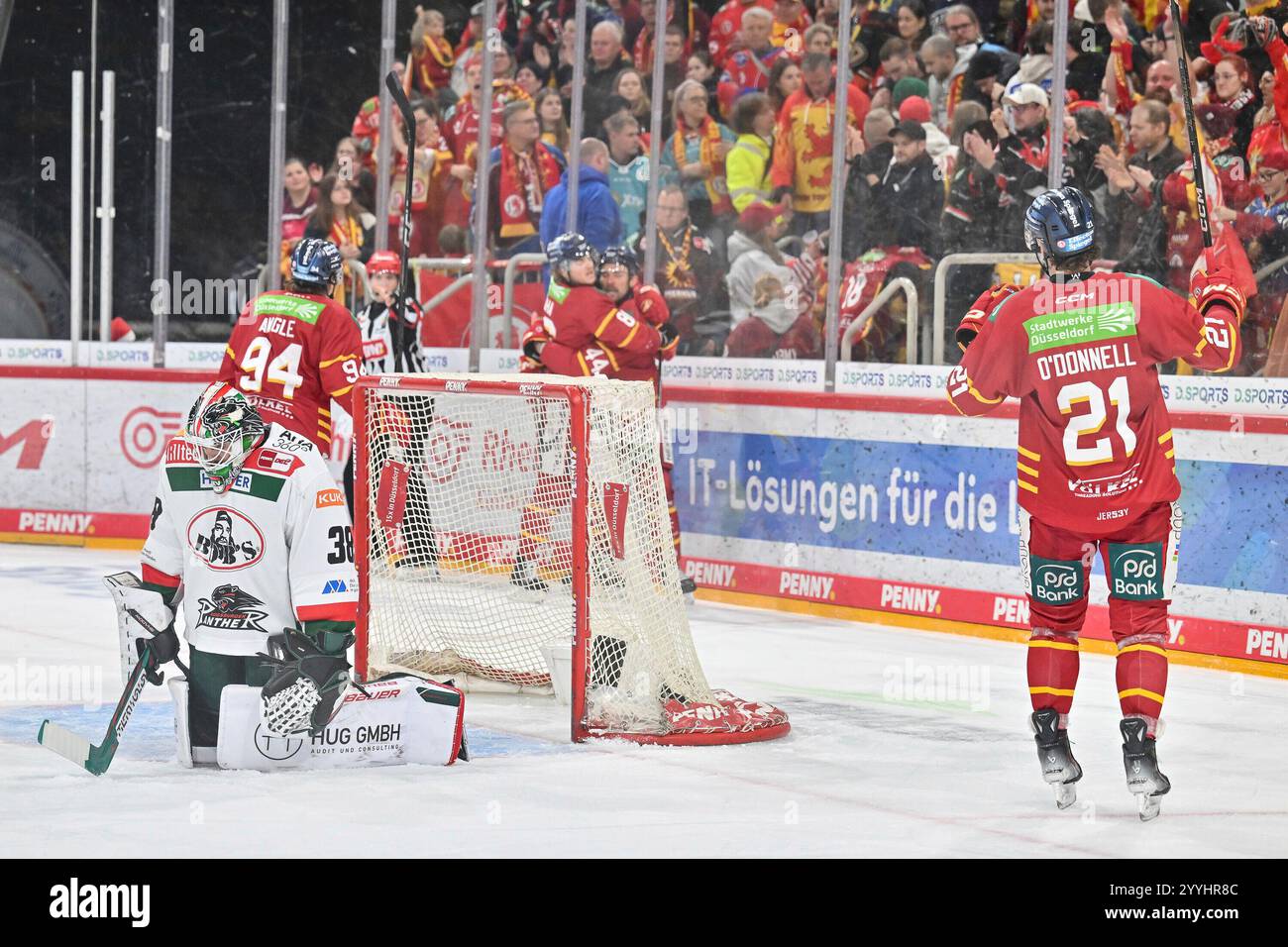 Jubel der Duesseldofer nach dem Treffer zum 2-1 durch Jacob PIVONKA ...