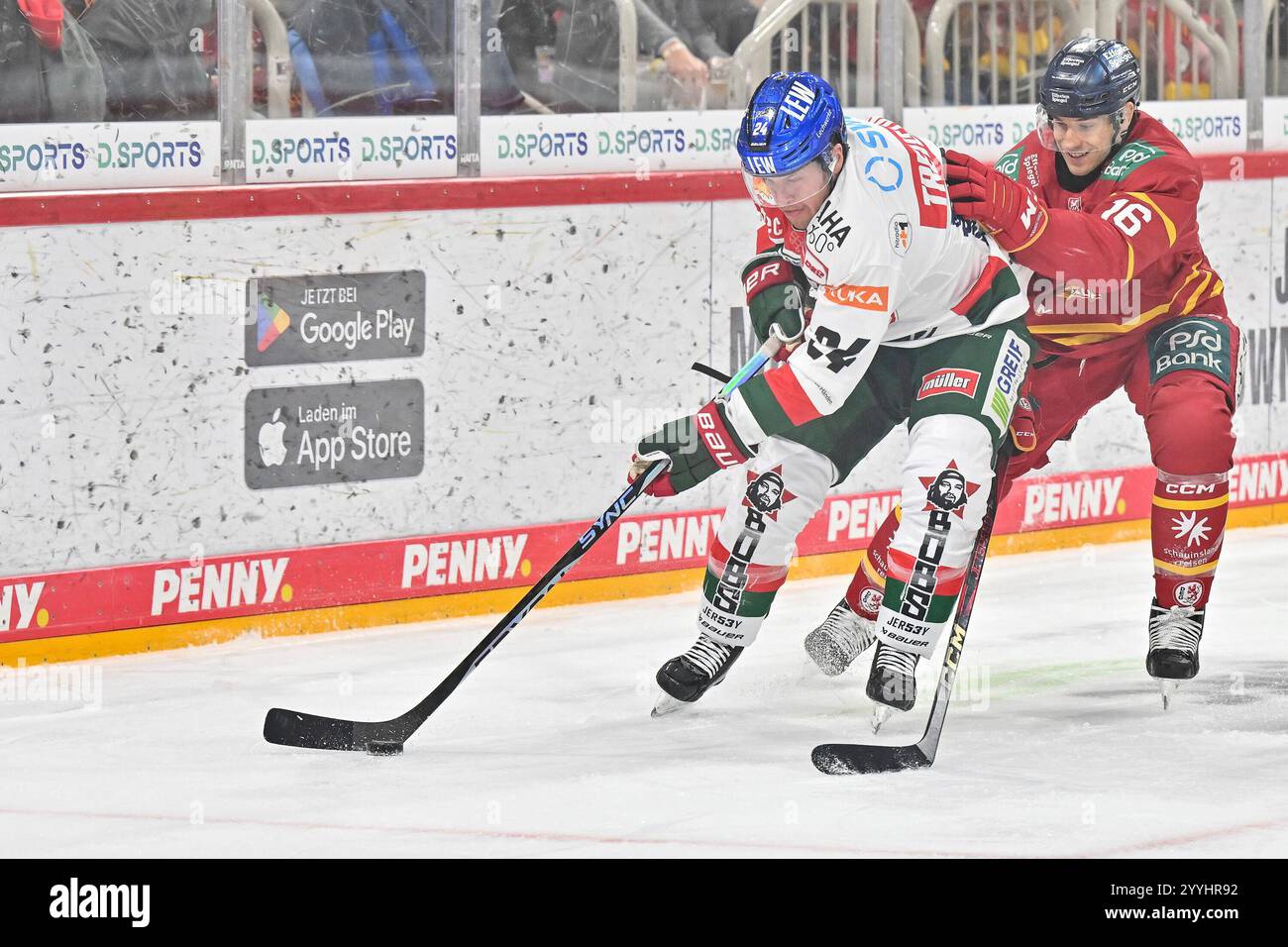 im Duell T. J. TREVELYAN (Augsburger Panther #24) und Kyle CUMISKEY ...
