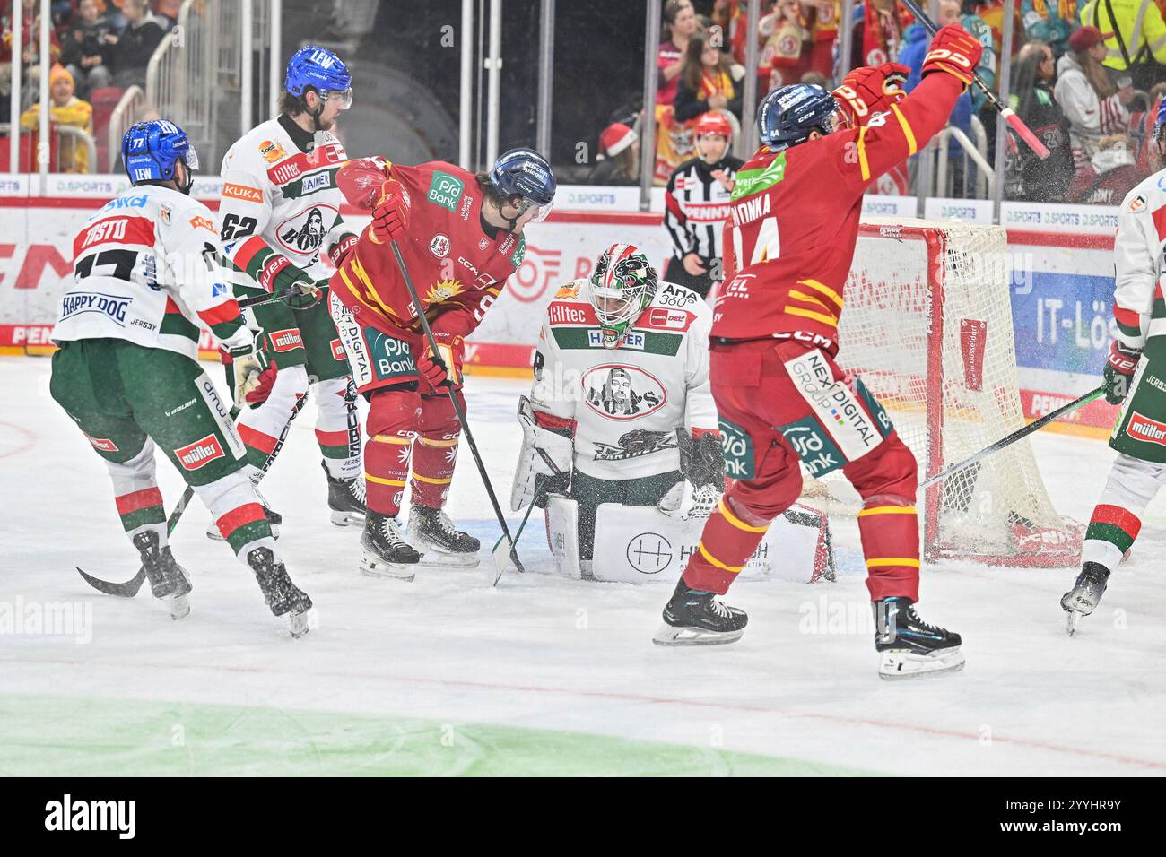 Jubel der Duesseldofer nach dem Treffer zum 2-1 durch Jacob PIVONKA ...