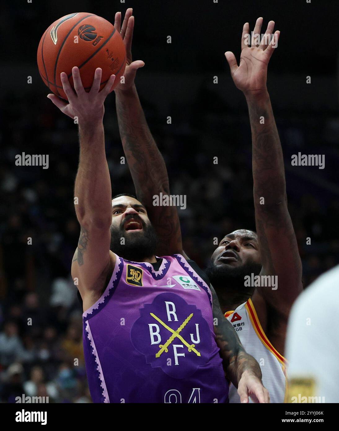 (241222) -- BEIJING, Dec. 22, 2024 (Xinhua) -- Grant Riller (L) of ...