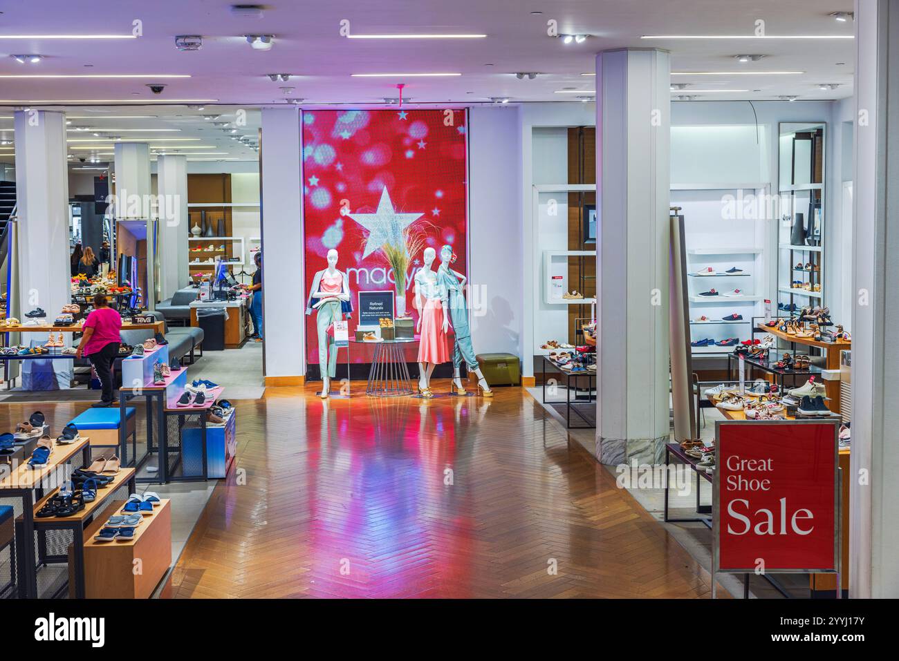 Showcasing outfits hi-res stock photography and images - Alamy