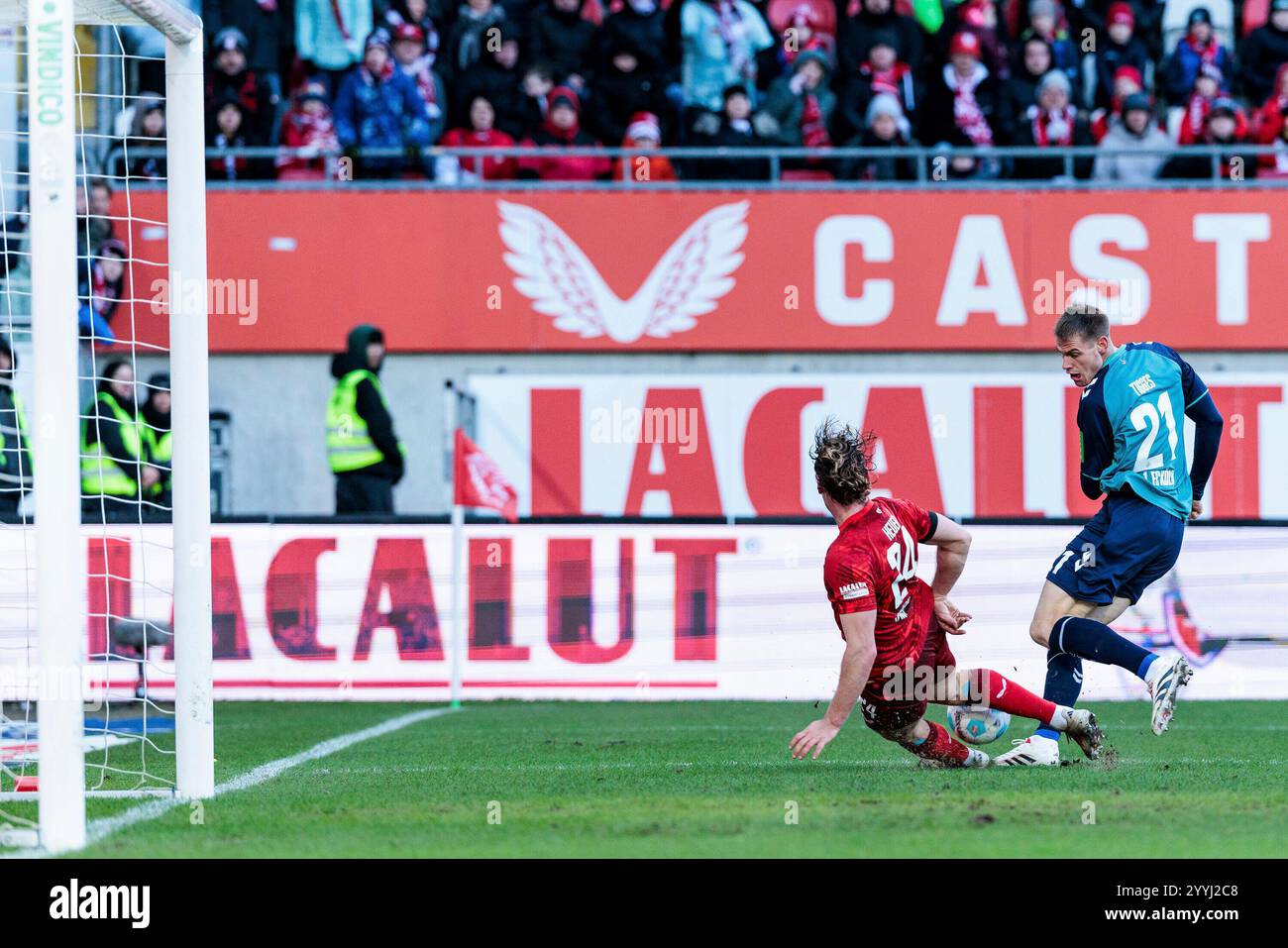 Kaiserslautern, Deutschland. 22nd Dec, 2024. Zweikampf Jannis Heuer (1.FC Kaiserslautern, 24 ...