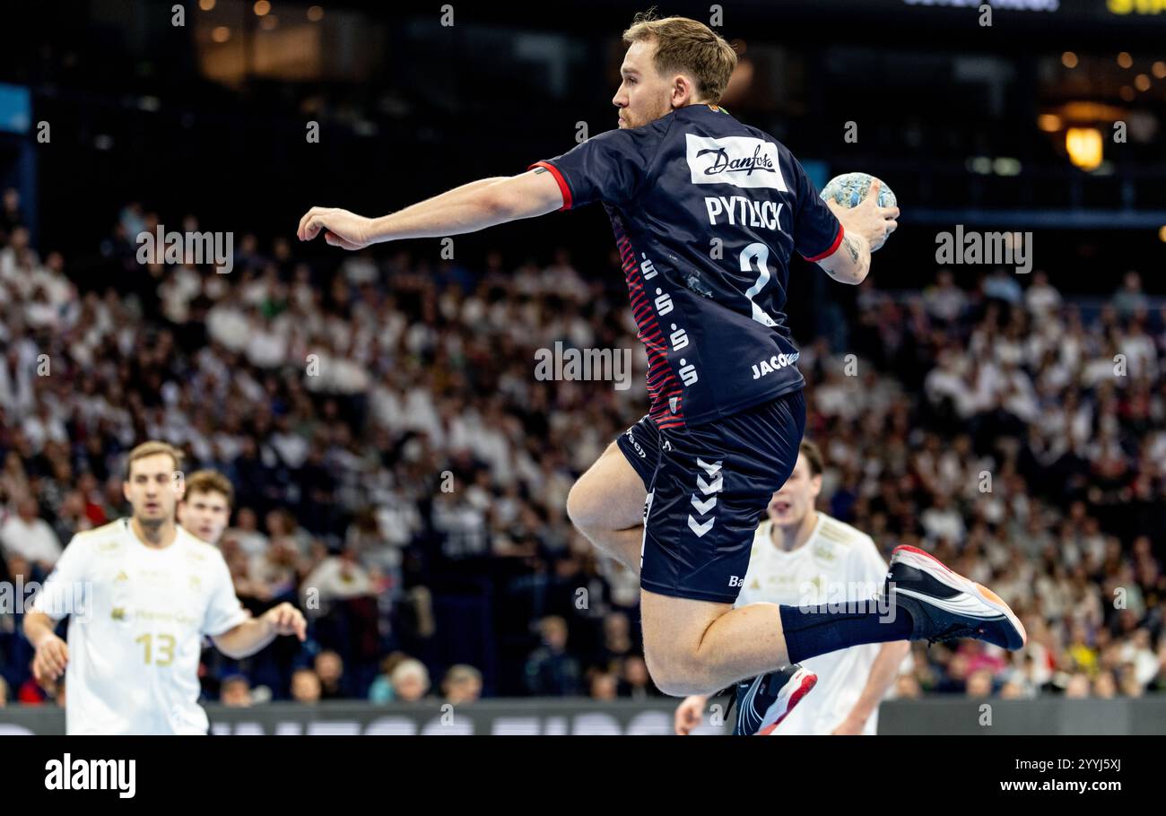 22 December 2024, Hamburg: Handball, Bundesliga, HSV Hamburg - SG ...