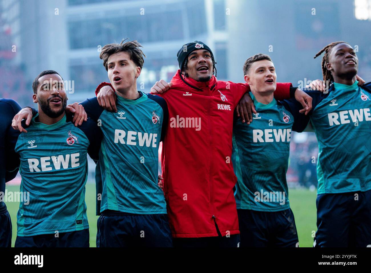 Kaiserslautern, Deutschland. 22nd Dec, 2024. Die Spieler des 1. FC K?ln feiern den Sieg und ...