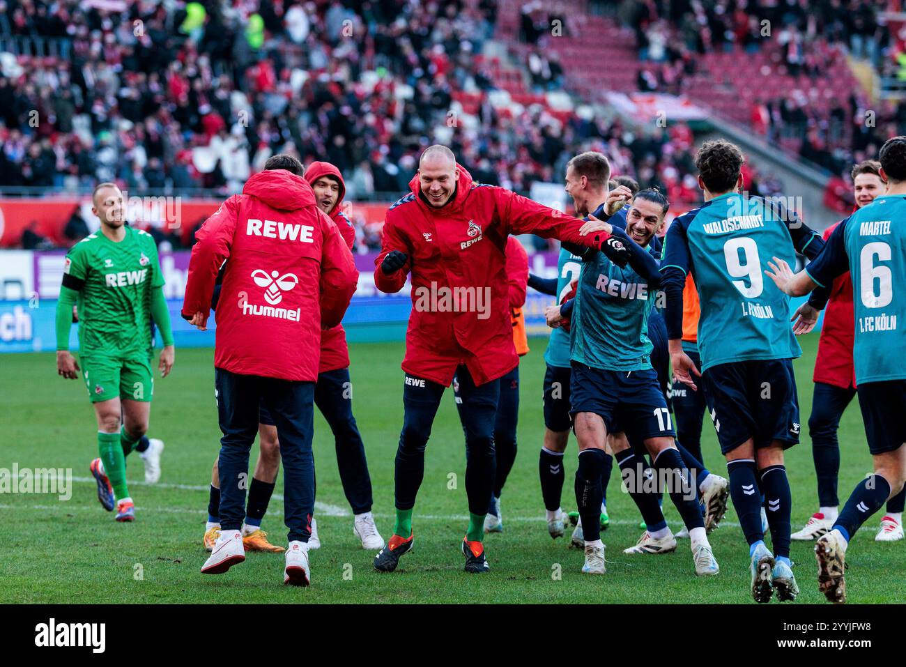 Kaiserslautern, Deutschland. 22nd Dec, 2024. Die Spieler des 1. FC K?ln feiern den Sieg und ...