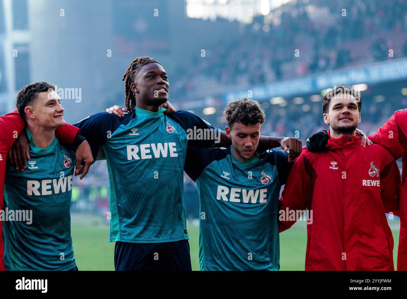 Kaiserslautern, Deutschland. 22nd Dec, 2024. Die Spieler des 1. FC K?ln feiern den Sieg und ...