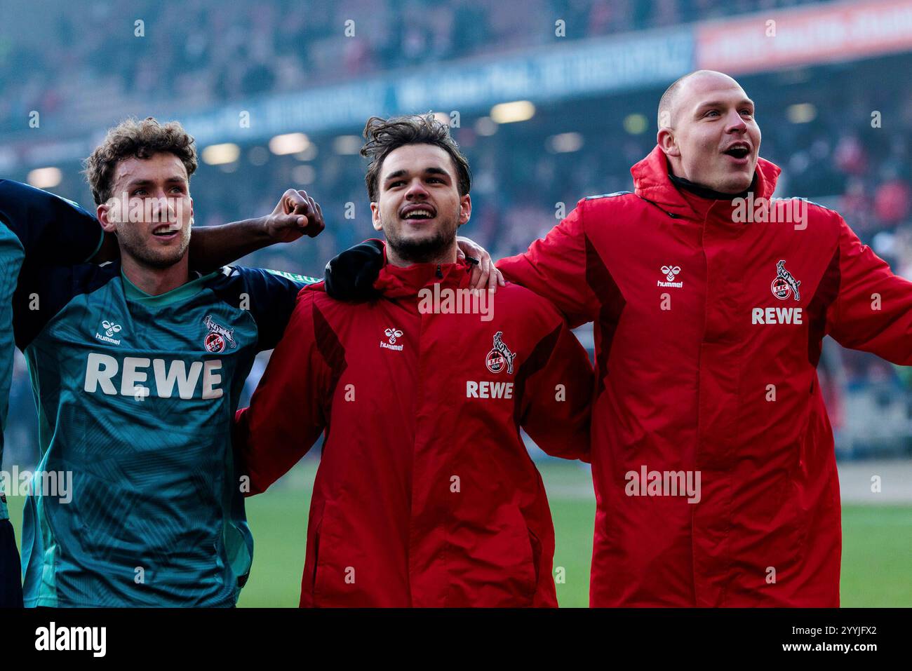 Kaiserslautern, Deutschland. 22nd Dec, 2024. Die Spieler des 1. FC K?ln feiern den Sieg und ...