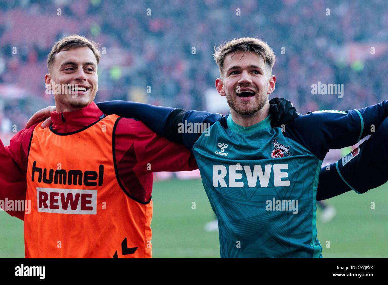 Kaiserslautern, Deutschland. 22nd Dec, 2024. Die Spieler des 1. FC K?ln feiern den Sieg und ...