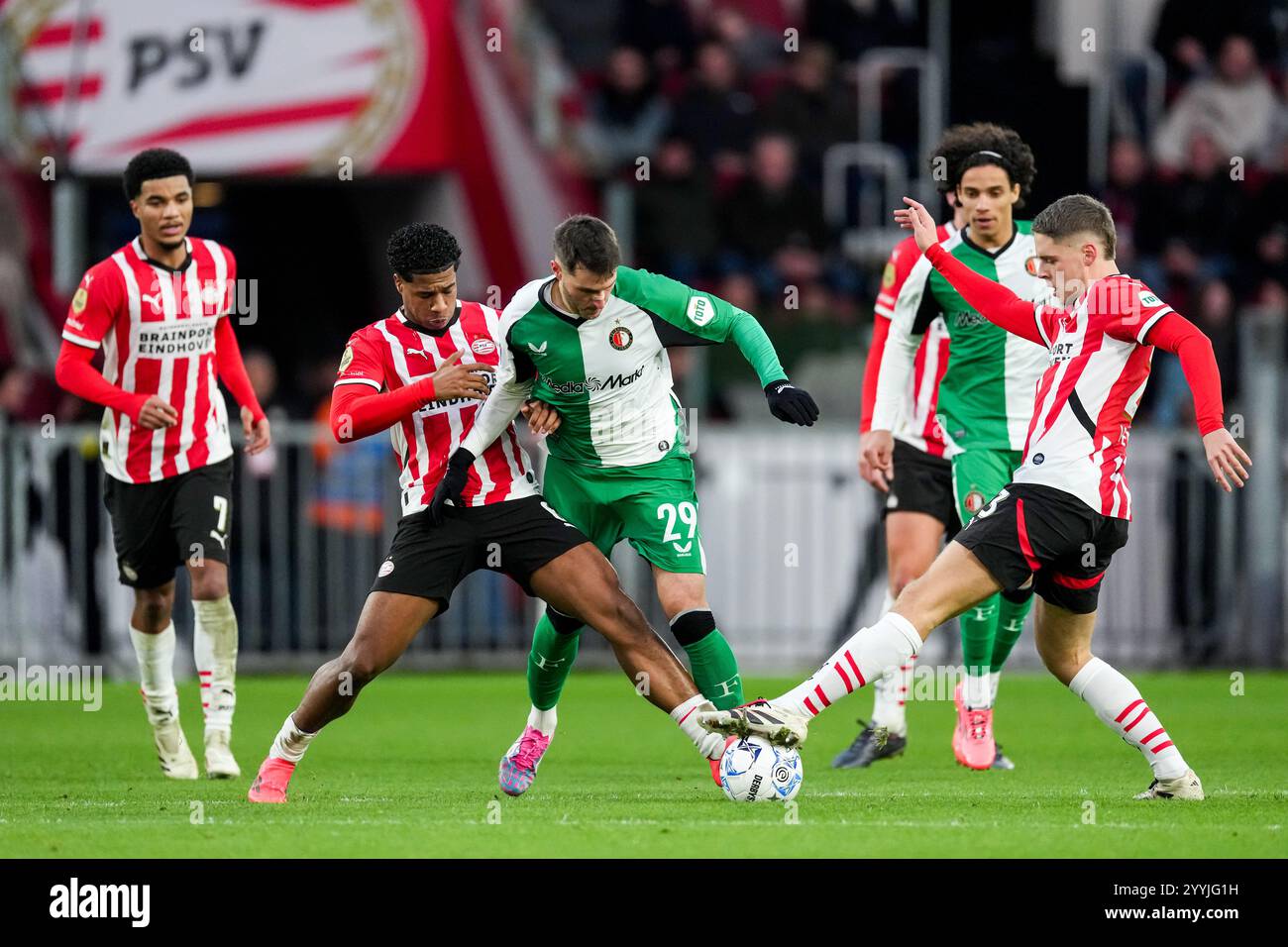Eindhoven - Ryan Flamingo of PSV Eindhoven, Santiago Gimenez of Feyenoord, Joey Veerman of PSV ...
