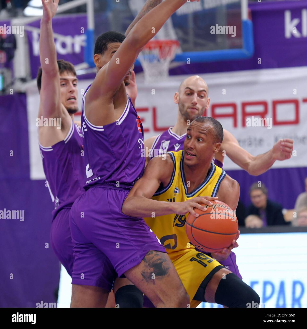 Louis Olinde (Alba Berlin, #19) (am Ball), Demajeo Wiggins (BG ...