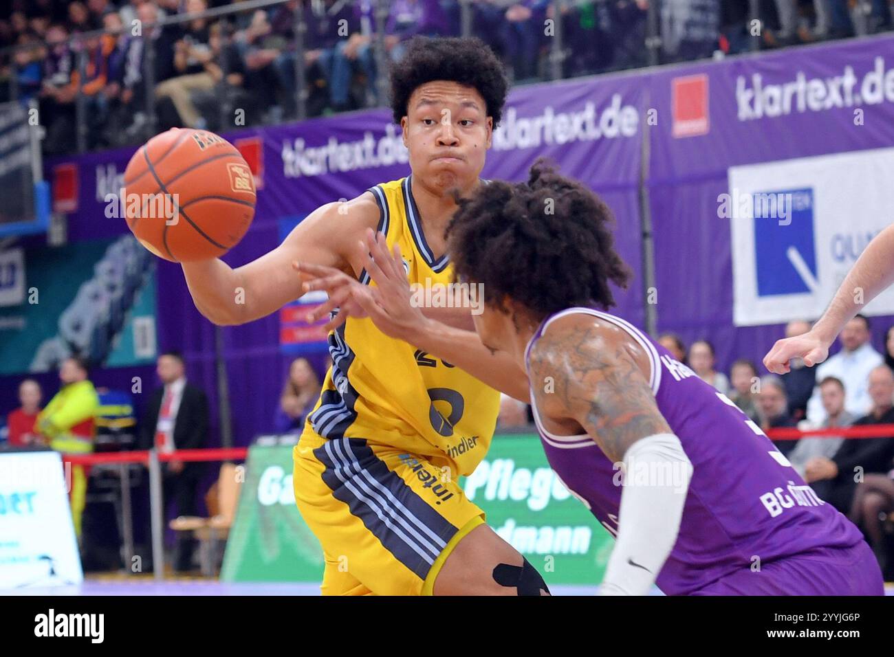 Elias Rapieque (Alba Berlin, #25) (am Ball), Deion Hammond (BG ...