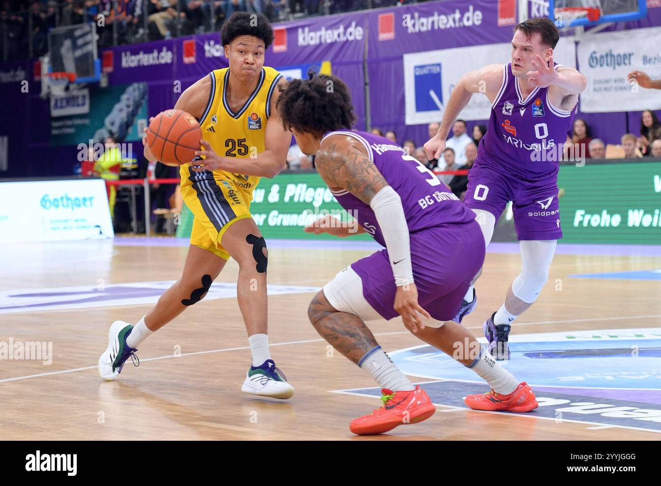 Elias Rapieque (Alba Berlin, #25) (am Ball), Deion Hammond (BG ...