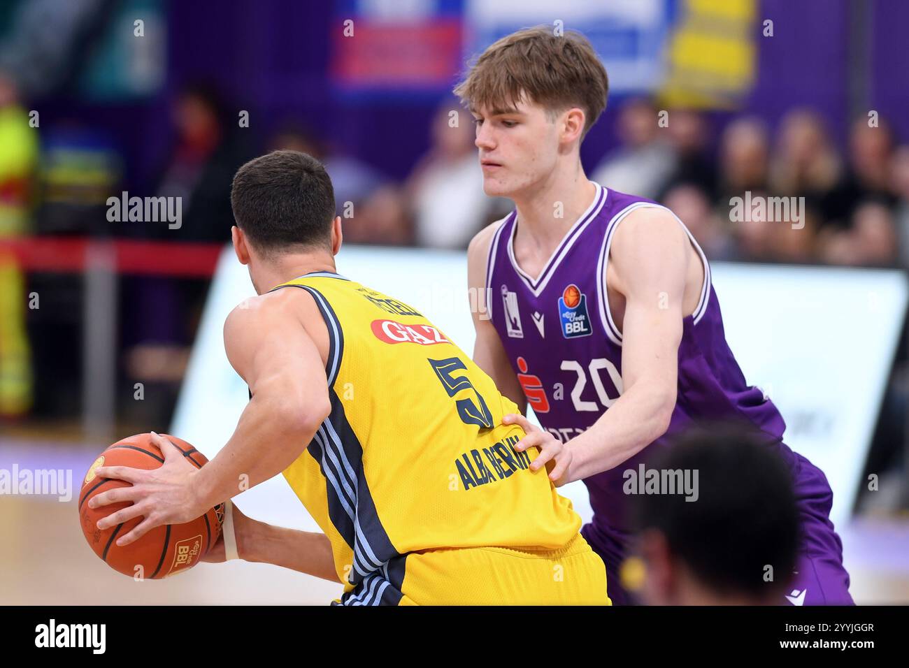 Yanni Wetzell (Alba Berlin, #5) (am Ball), Janis Juenemann (BG ...