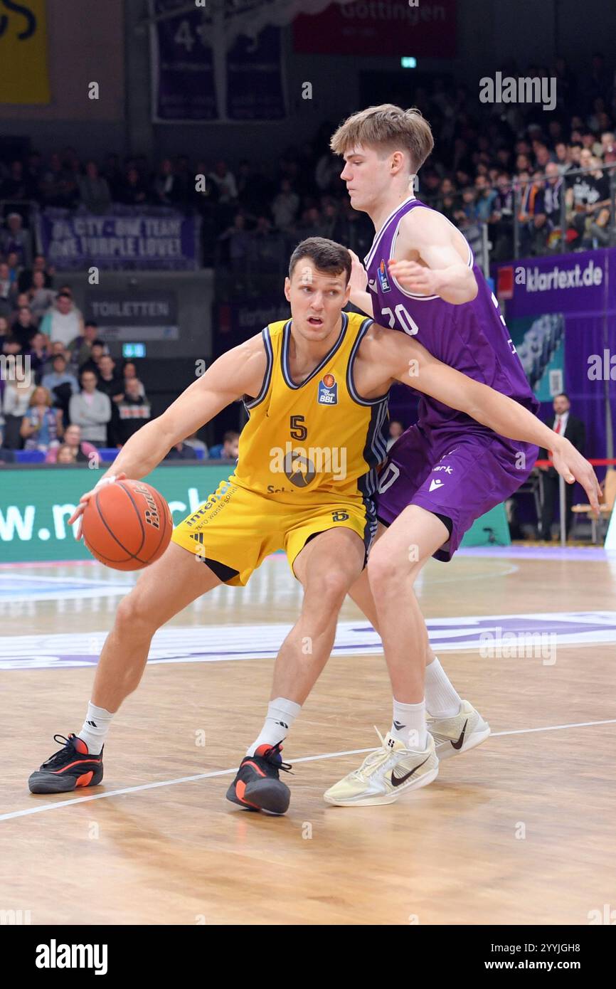 Yanni Wetzell (Alba Berlin, #5) (am Ball), Janis Juenemann (BG ...