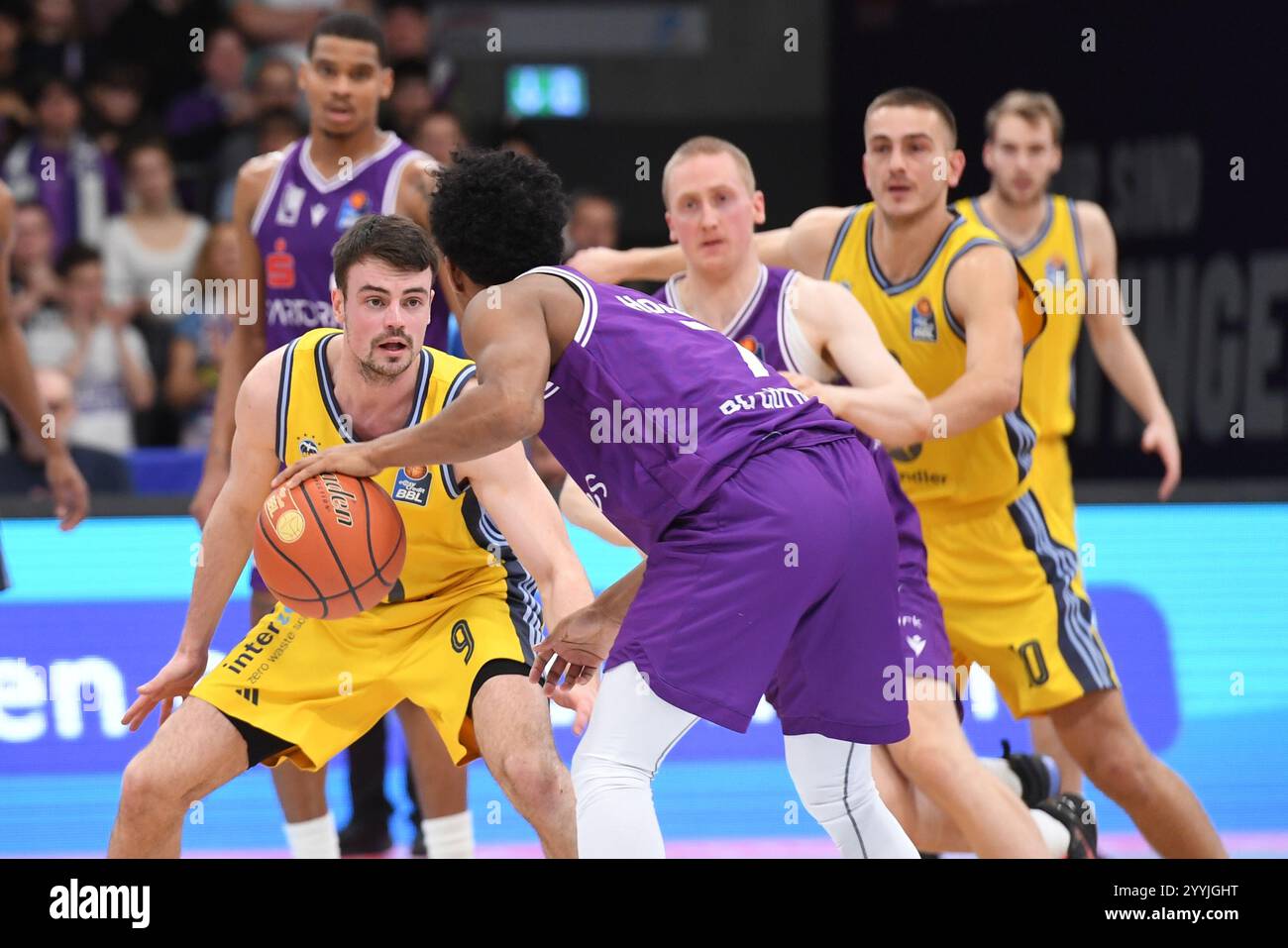 Tra Holder (BG Goettingen #7) (am Ball), Jonas Mattisseck (Alba Berlin ...