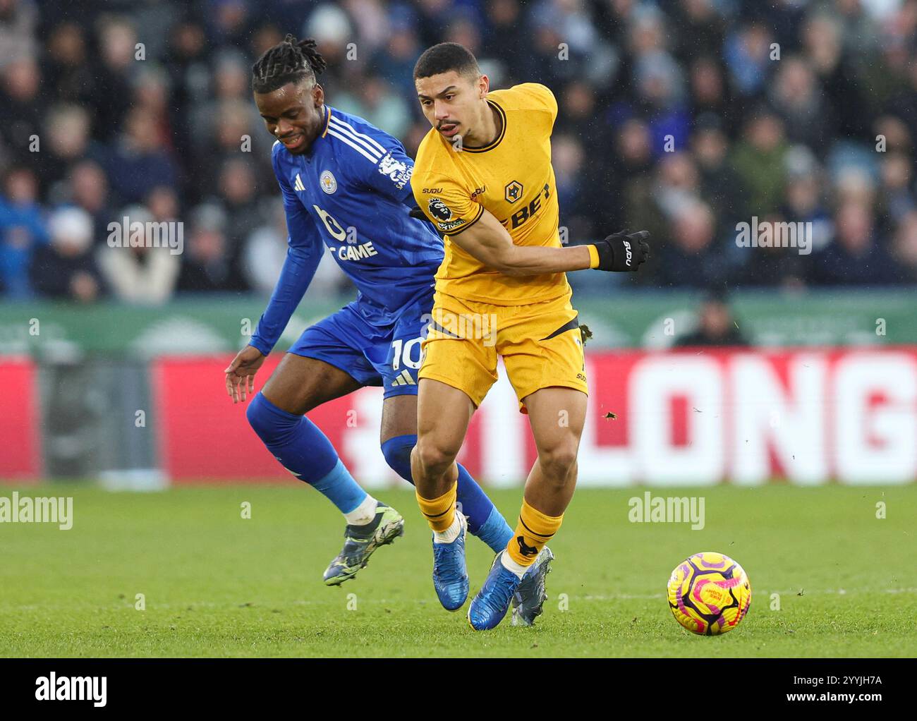 Wolverhampton, UK. 22nd Dec, 2024. André of Wolves battles with Stephy ...