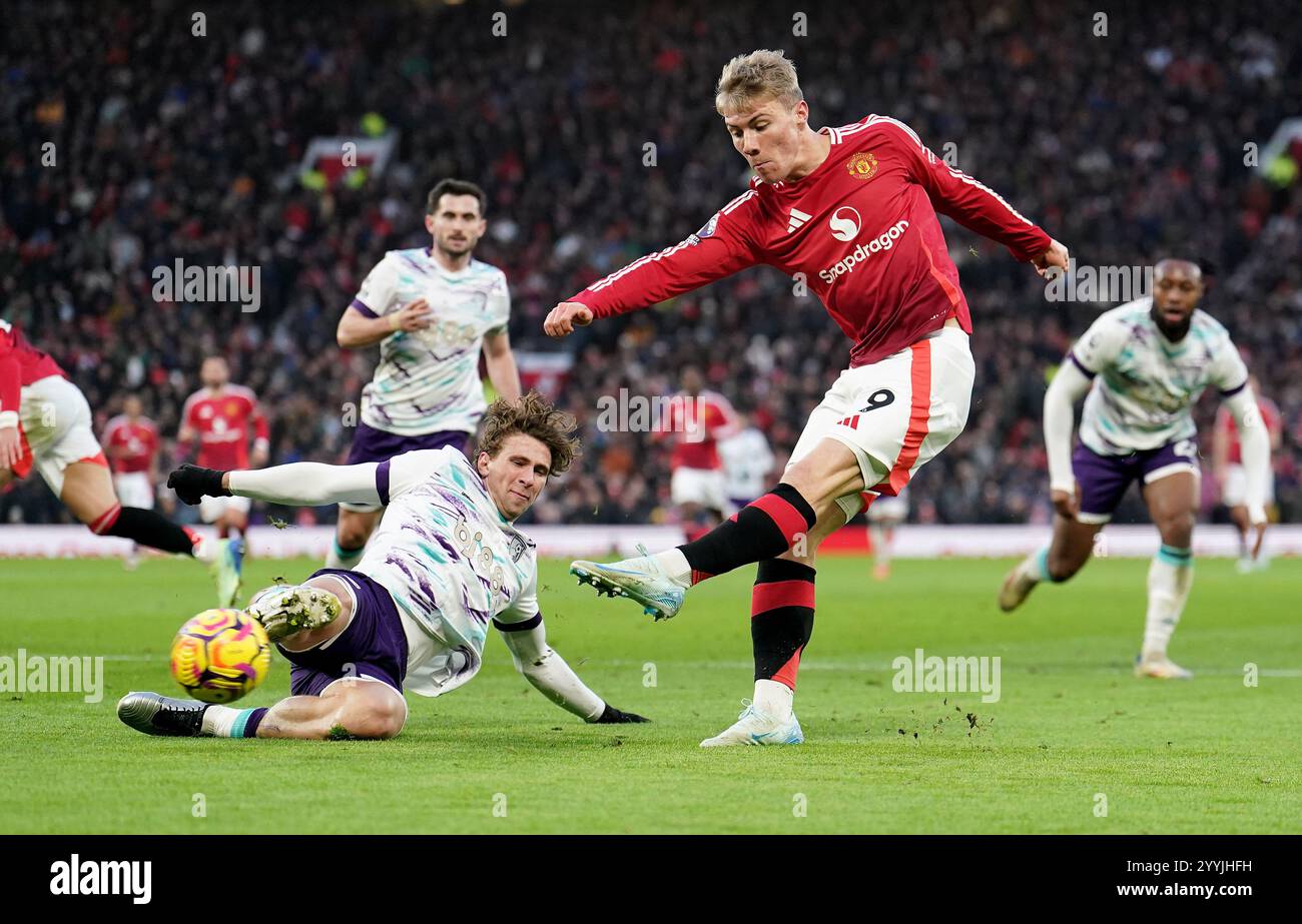 Manchester United's Rasmus Hojlund (right) misses an opportunity on ...