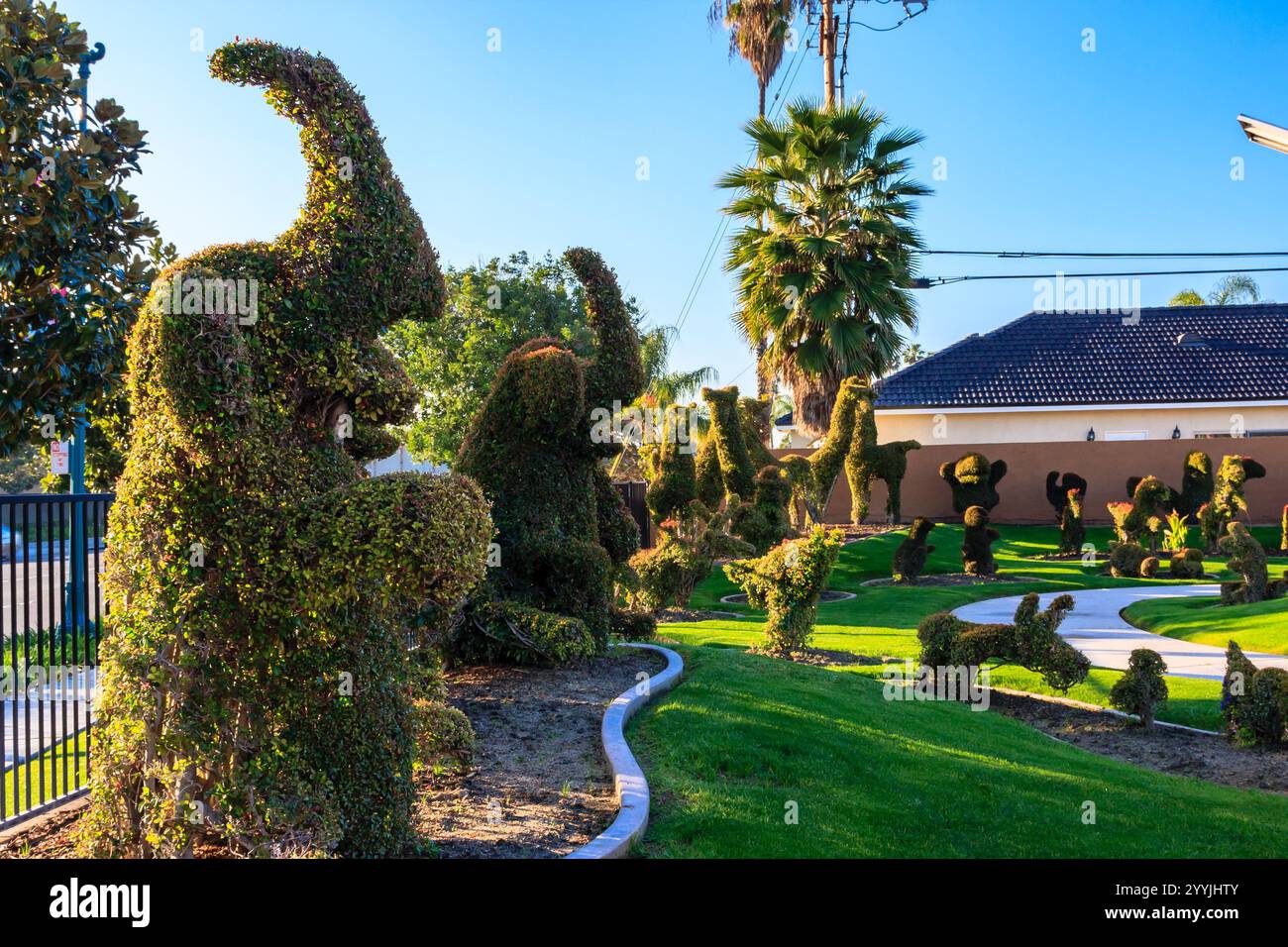 Trees shaped like animals hi-res stock photography and images - Alamy