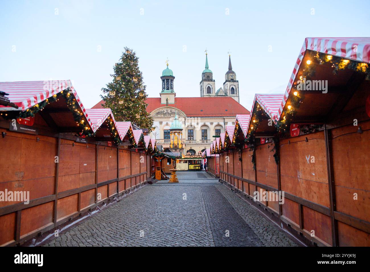22 December 2024, Saxony-Anhalt, Magdeburg: Closed stalls at the ...