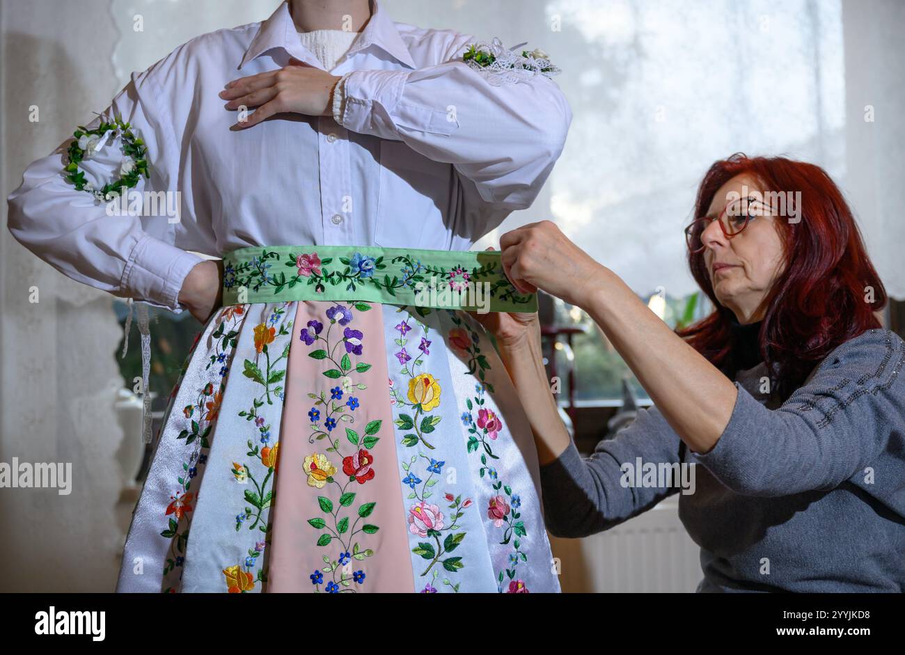 22 December 2024, Brandenburg, Jänschwalde: Rosi Tschuck (r ...