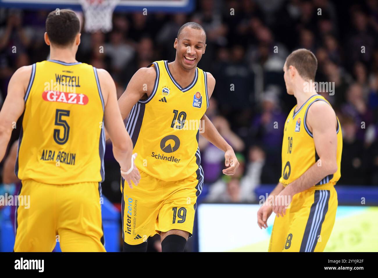 Jubel bei Louis Olinde (Alba Berlin, #19), Yanni Wetzell (Alba Berlin ...