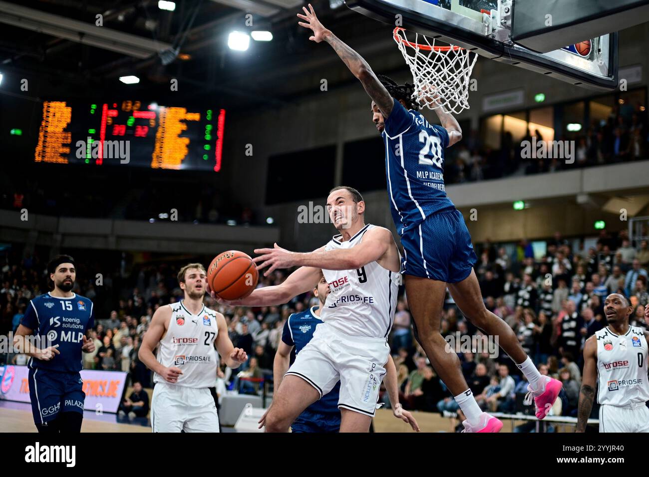 Karsten Tadda (Bamberg Baskets, #9) st?rmt auf den Korb zu, Michael ...