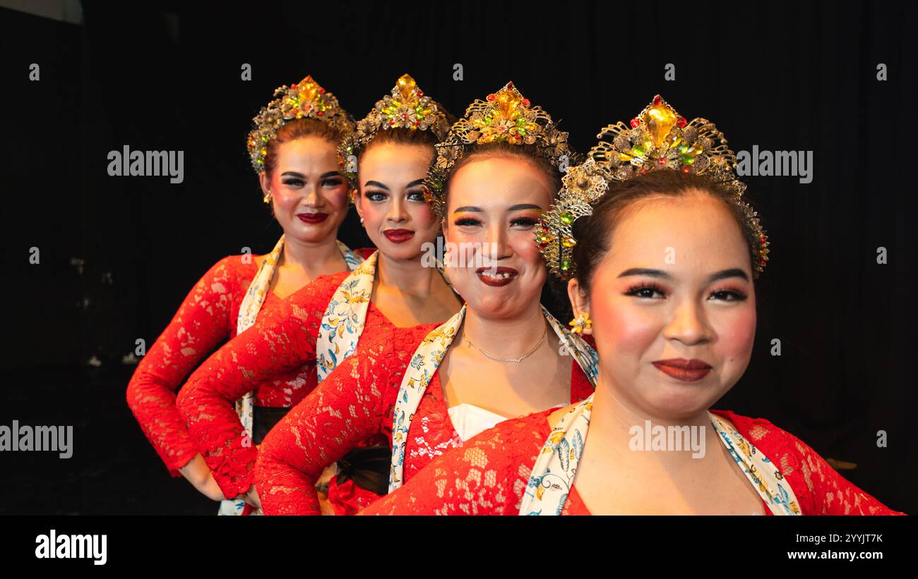 a group of Balinese dancers made the audience's eyes focus on the red ...