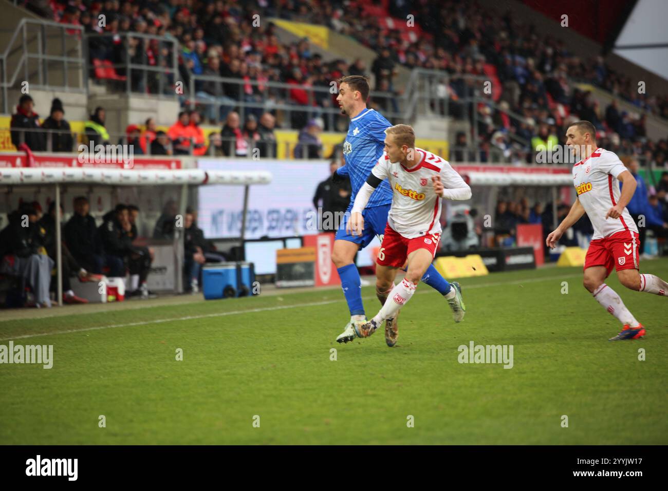 Louis Breunig (SSV Jahn Regensburg, 16), Sergio López (Darmstadt 1898 e ...
