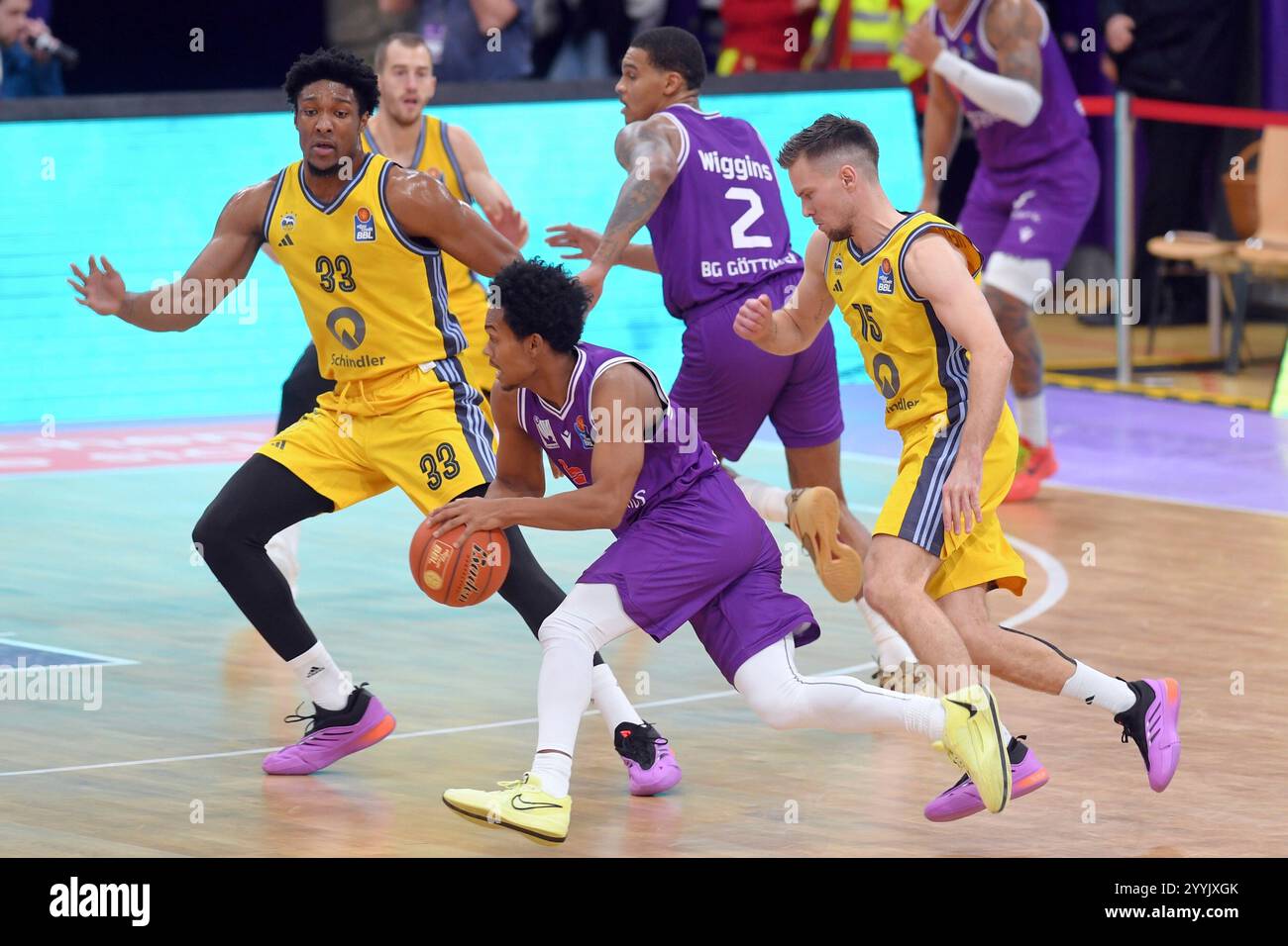 Tra Holder (BG Goettingen #7) (am Ball), David McCormack (Alba Berlin ...