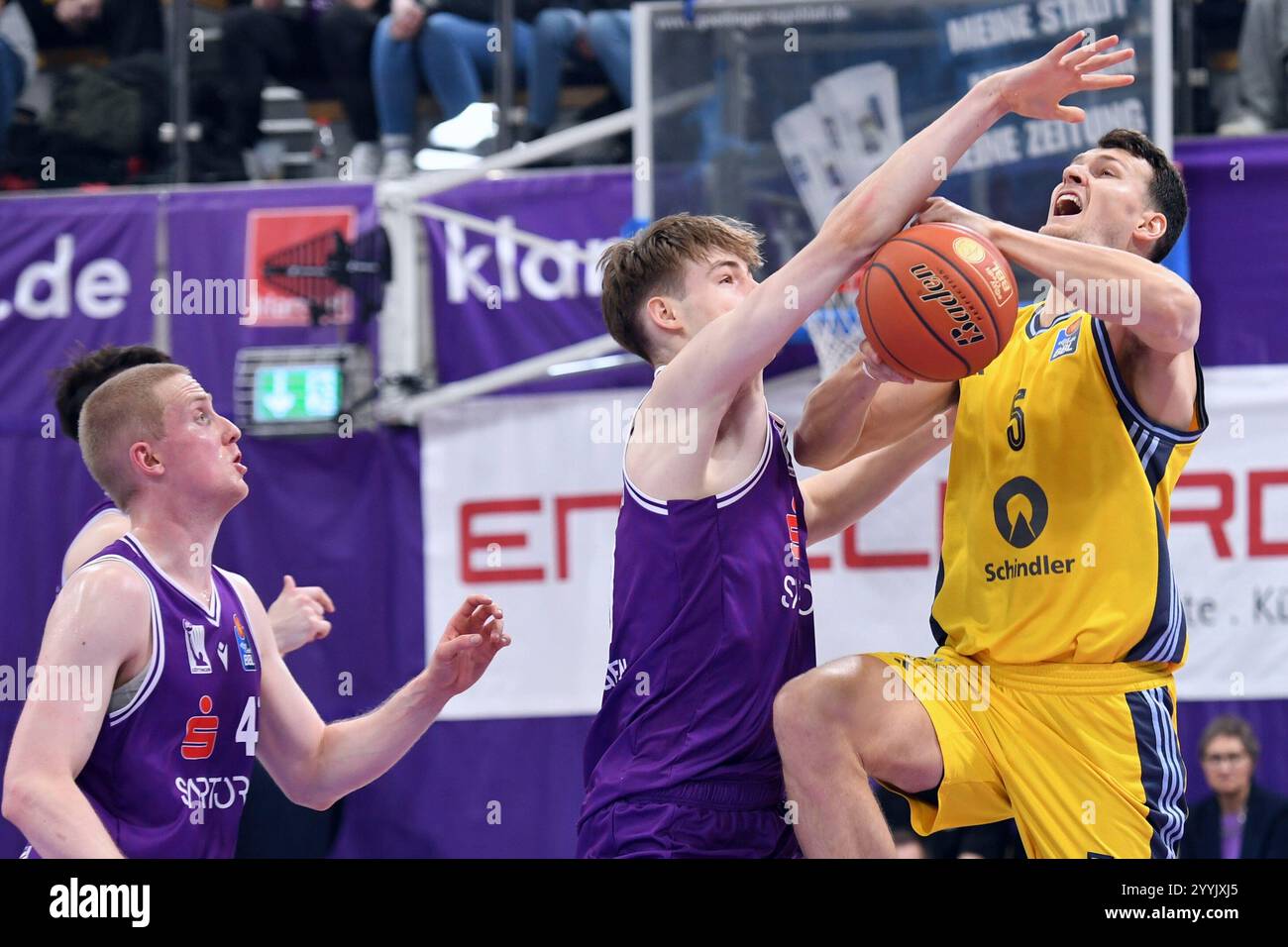 Yanni Wetzell (Alba Berlin, #5) (R), Janis Juenemann (BG Goettingen #20 ...